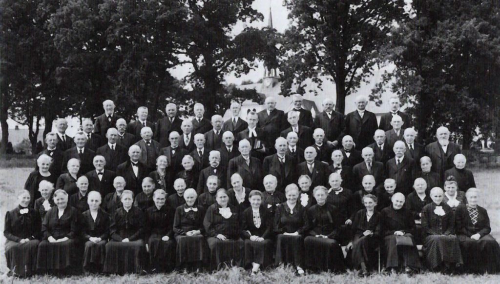Goldene Konfirmation am 10. Juli 1938, rechts hinten steht Pastor ...